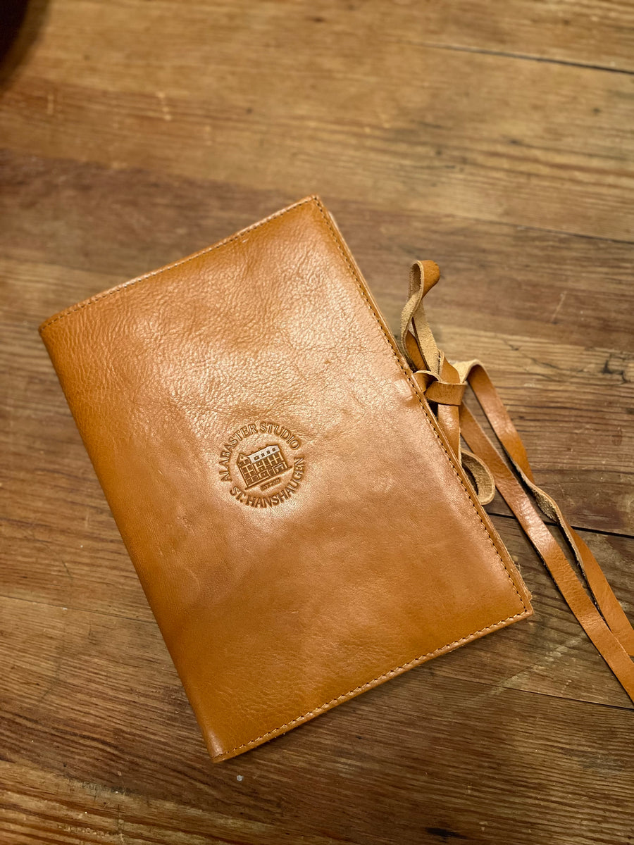 Alabaster almanakk/kalender i skinn – Alabaster Studio
